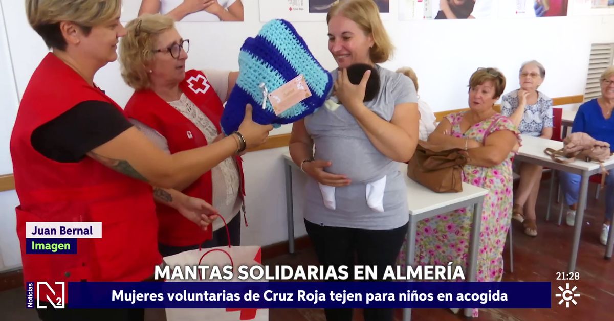 Voluntarias de Cruz Roja de Almería tejen ropa para niños en acogida
