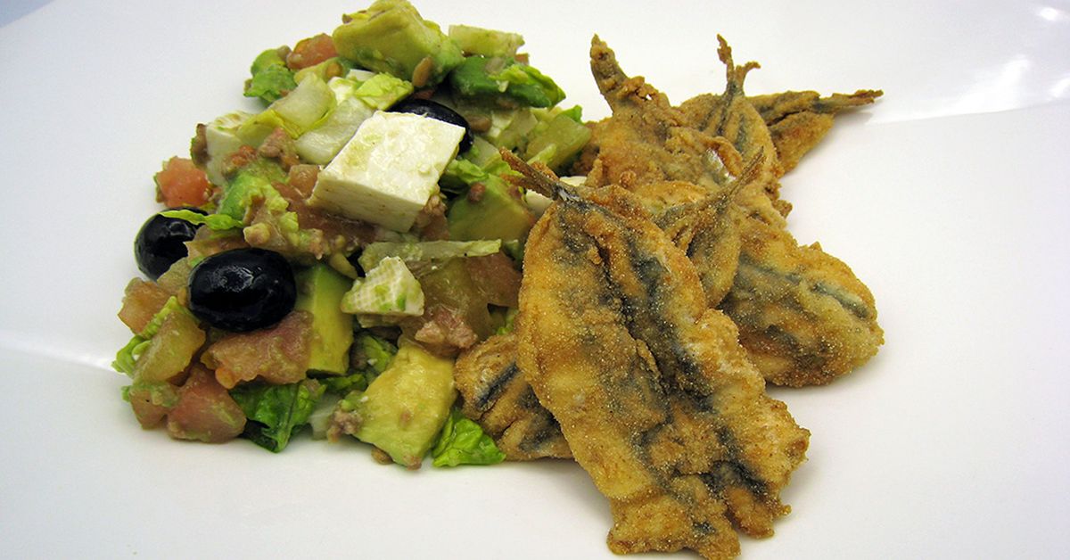 Boquerones en adobo con guarnición de ensalada, en "Cómetelo"